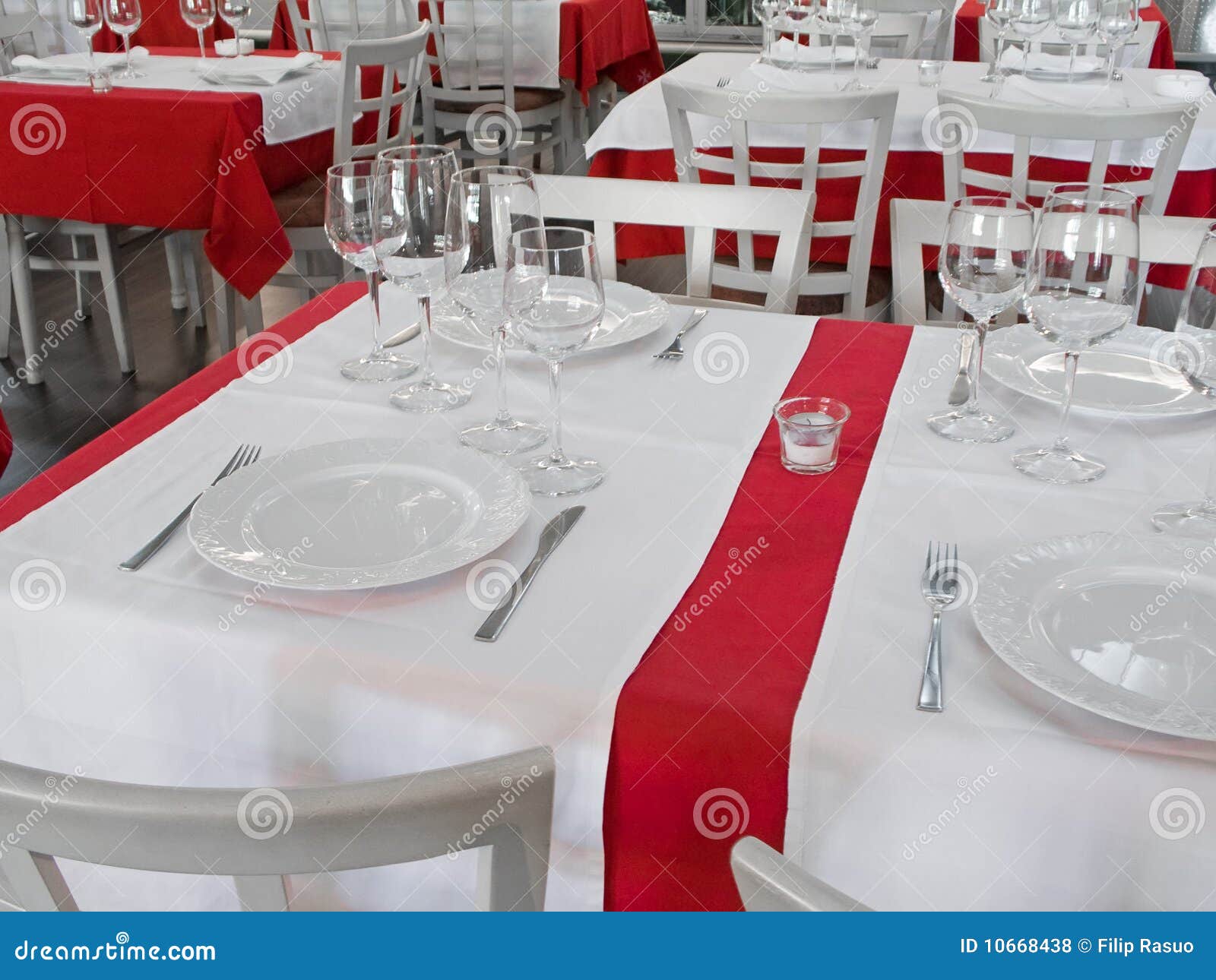 Table de restaurant photo stock. Image du agencement - 10668438
