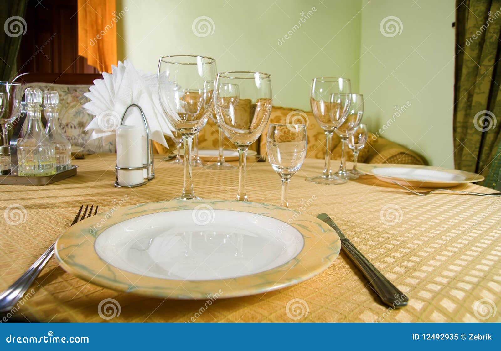 Table De Restaurant Avec Des Couverts Image stock - Image du banquet ...