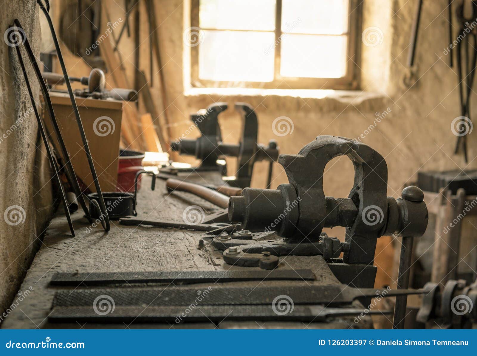 Table De Travail Médiévale De Forgeron Image stock - Image du métal ...