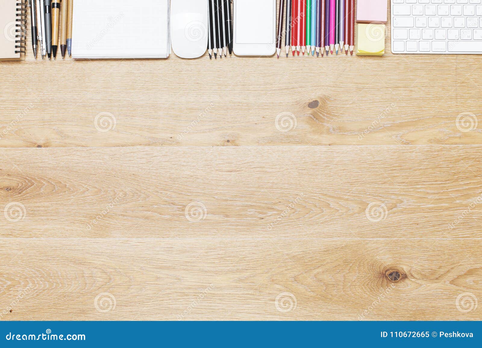 Table En Bois Avec Des Objets Image stock - Image du fermer, espace ...