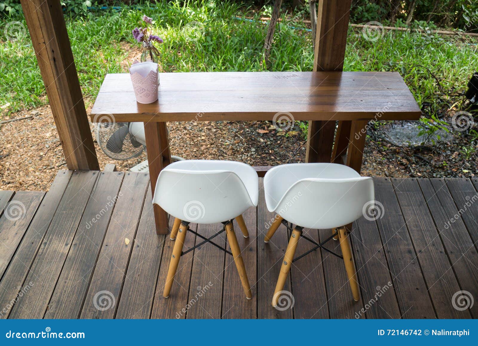 Table En Bois Et Chaise Moderne Photo stock - Image du blanc ...