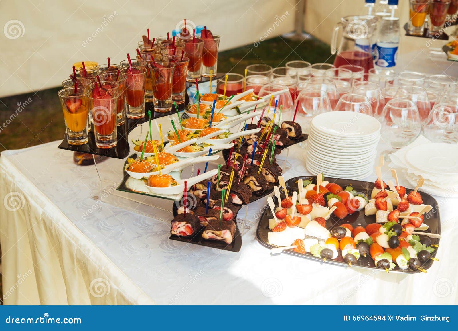 Table Et Friandise De Dessert Photo stock - Image du nourriture ...