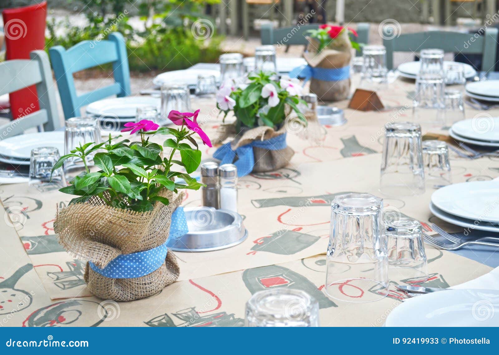 Table Grecque De Restaurant Avec Les Fleurs De Floraison Image stock ...