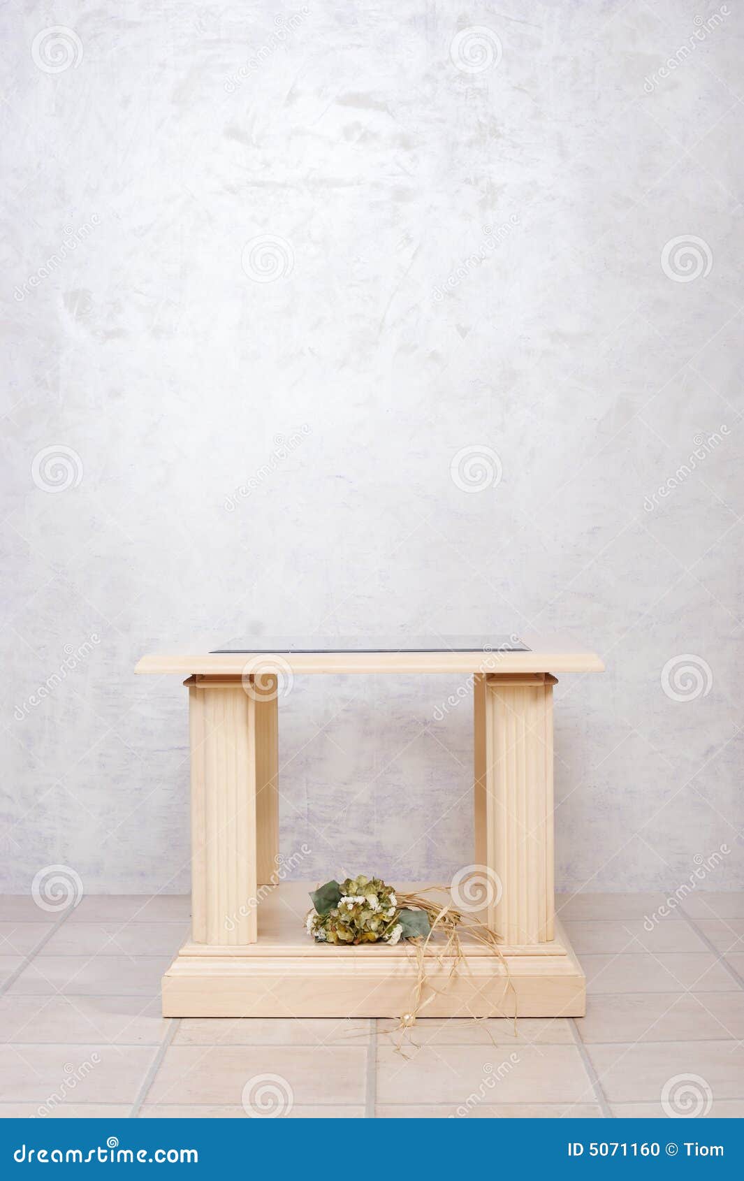 Table romaine photo stock. Image du structure, type, course - 5071160