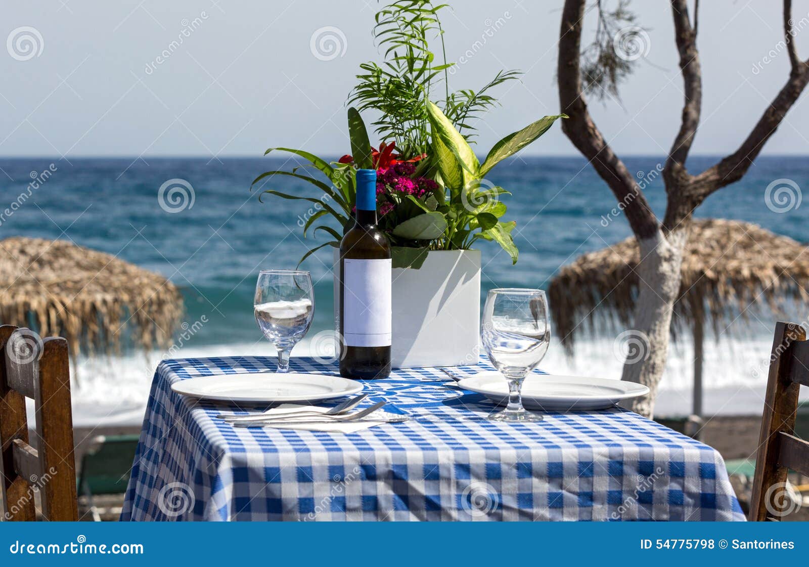 Table Romantique Sur La Plage Photo stock - Image du ciel, sunlight ...