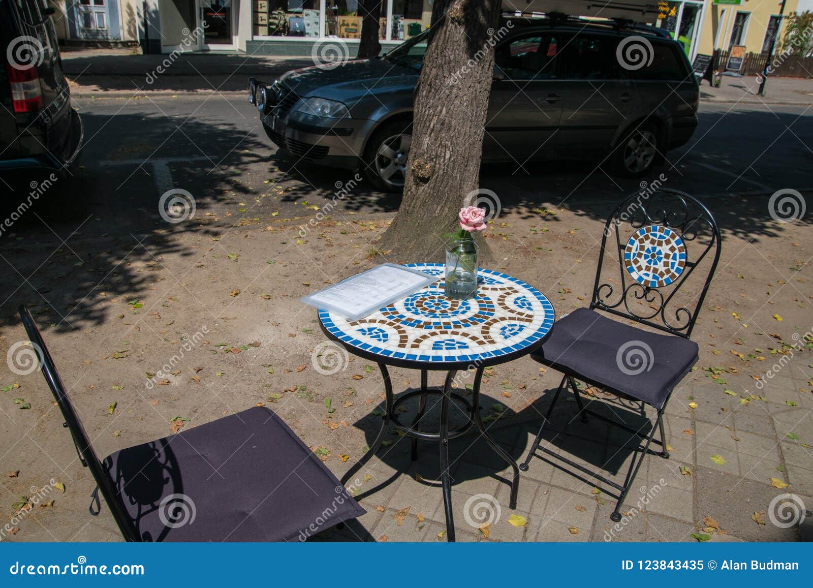 Table Ronde De Café Sur Le Trottoir Devant Le Restaurant Image ...