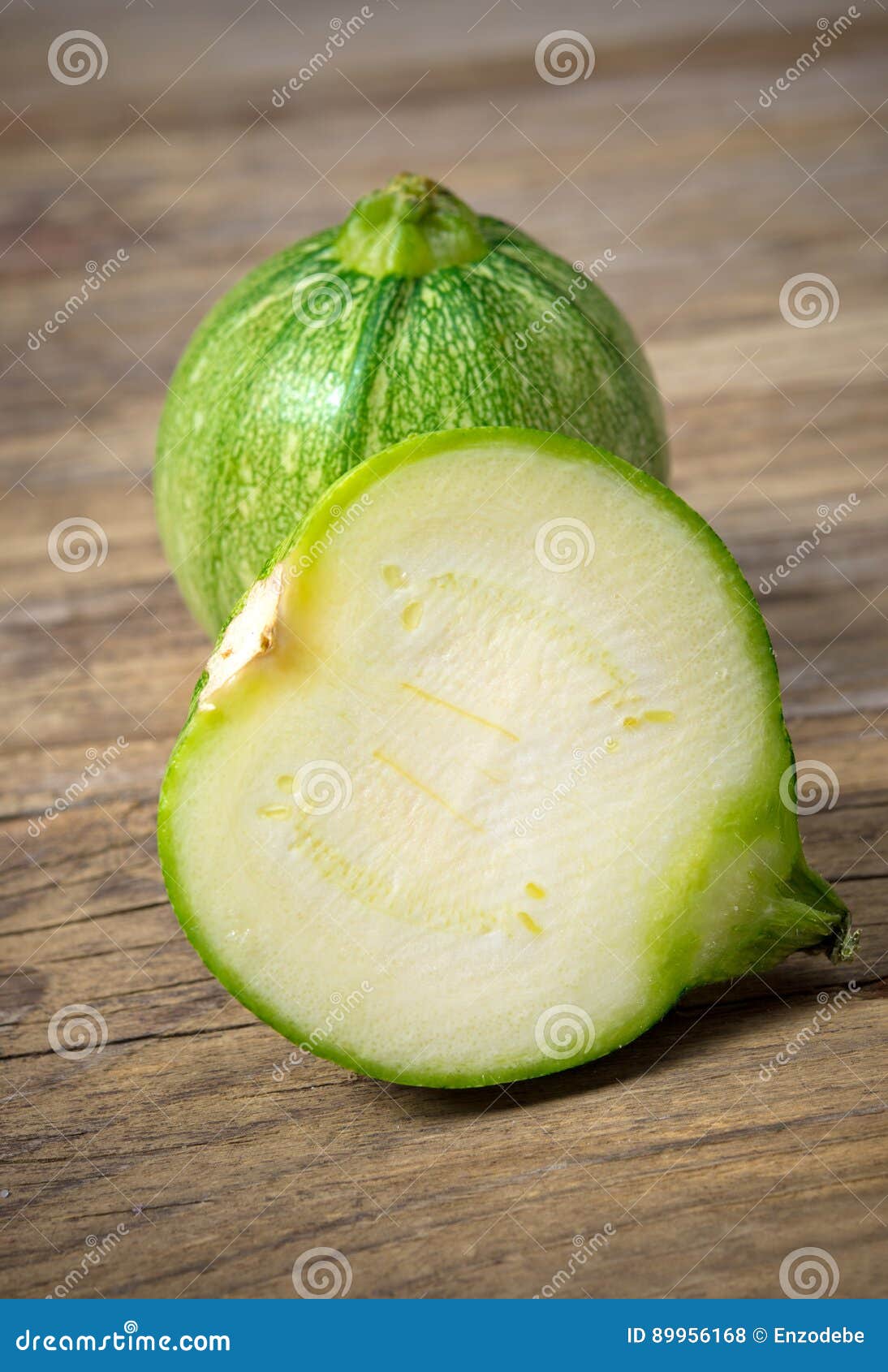 Table Ronde En Bois Des Courgettes O Photo stock - Image du courge ...