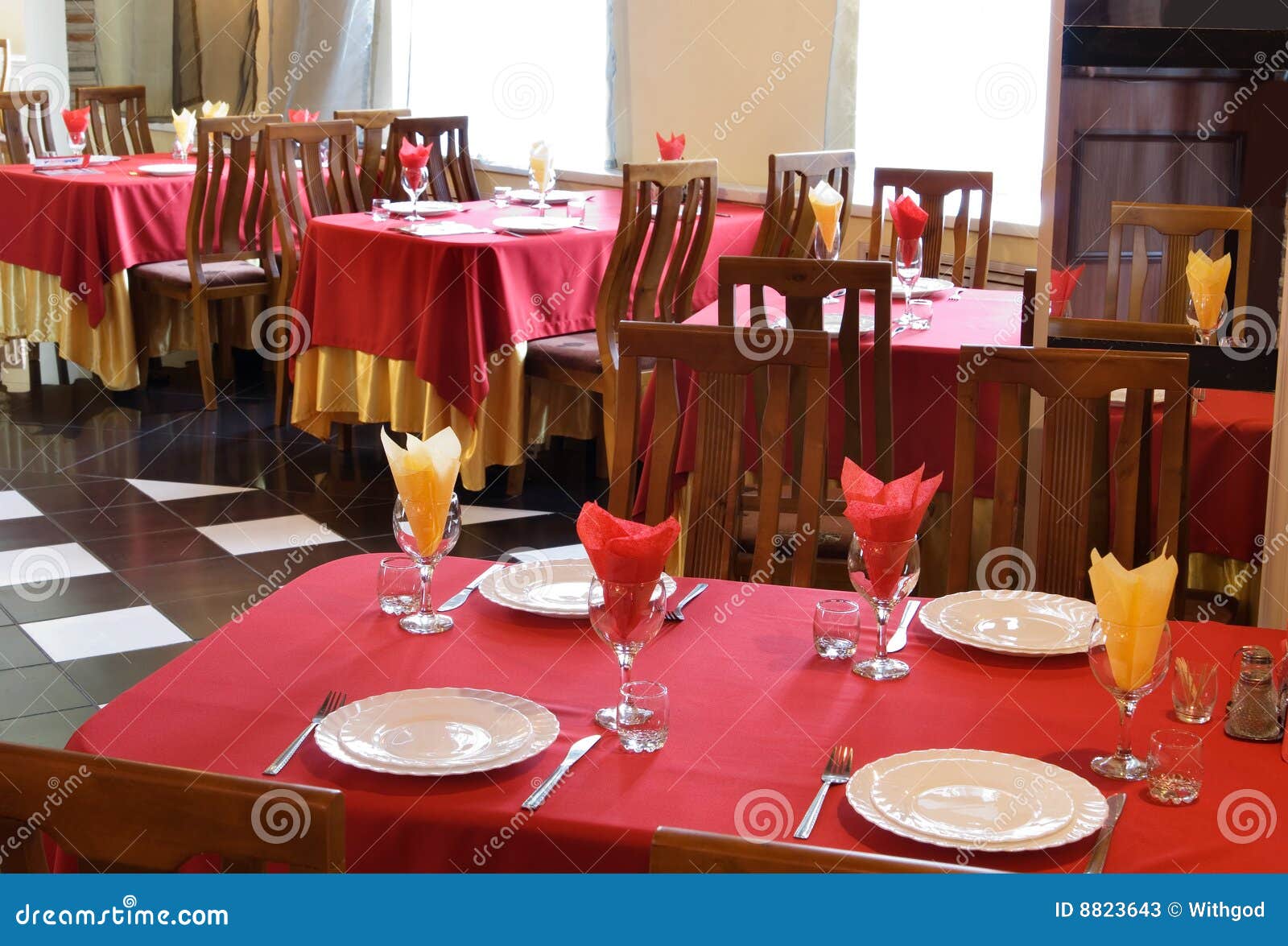 Table rouge au restaurant image stock. Image du pièce - 8823643