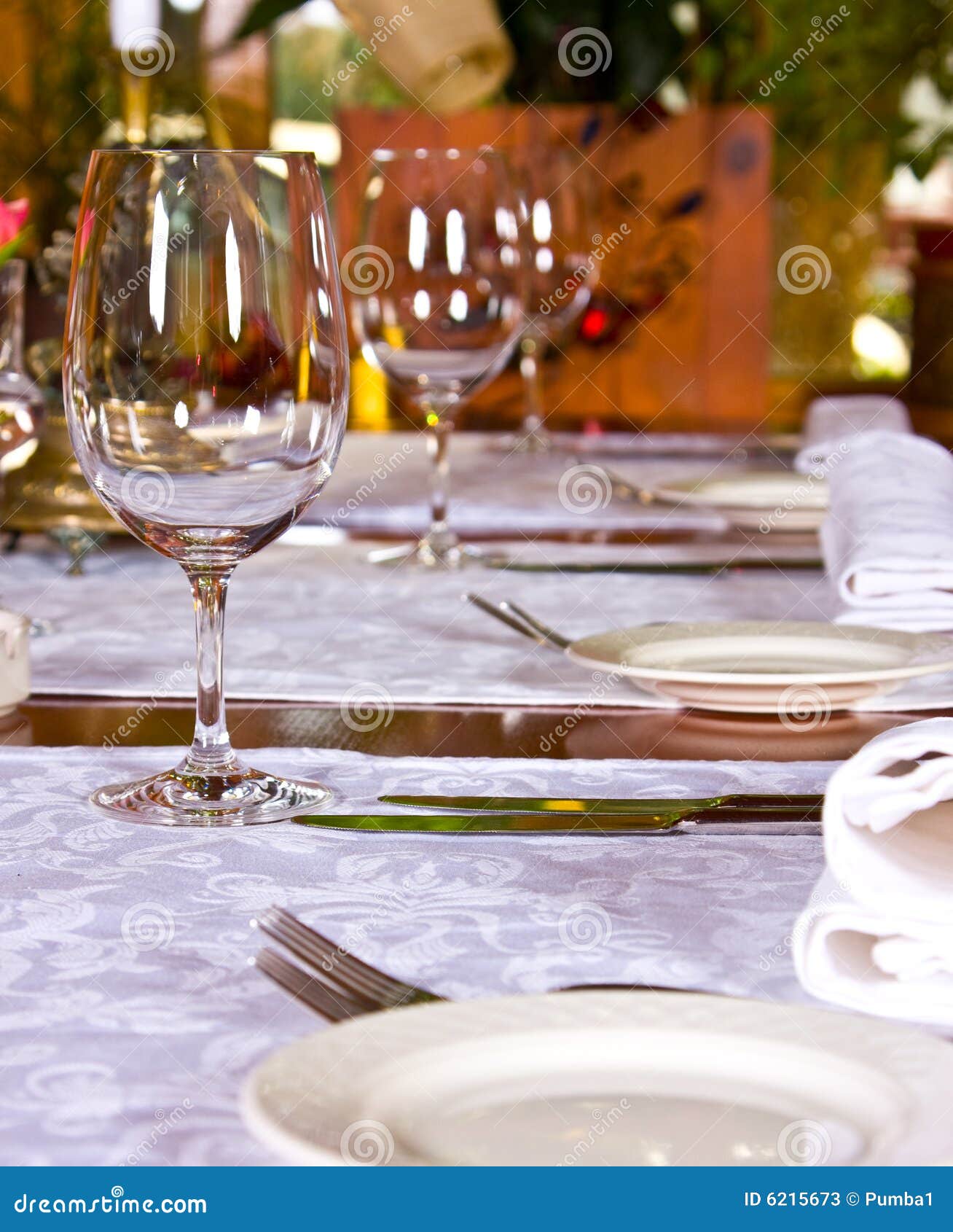 Table Servie Dans Le Restaurant Image stock - Image du tony, rupture ...