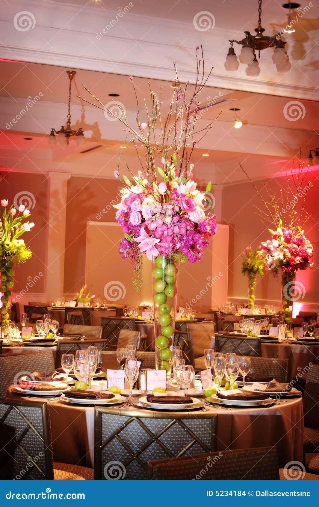 Table Setting at a Luxury Wedding Reception Stock Photo - Image of ...