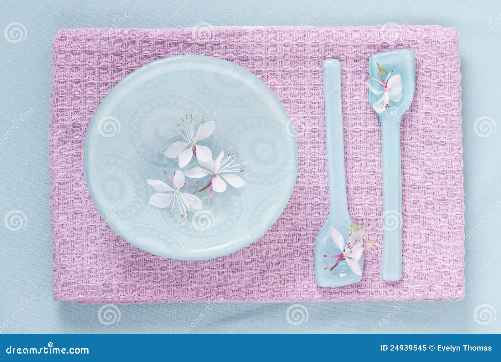 Table Setting in Pink and Blue Stock Image - Image of flowers, glass ...
