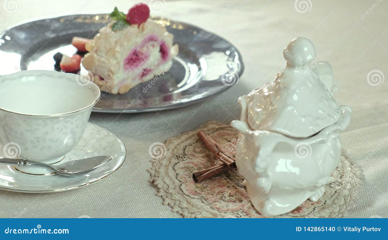 Table setting, side view stock footage. Video of pairs - 142865140