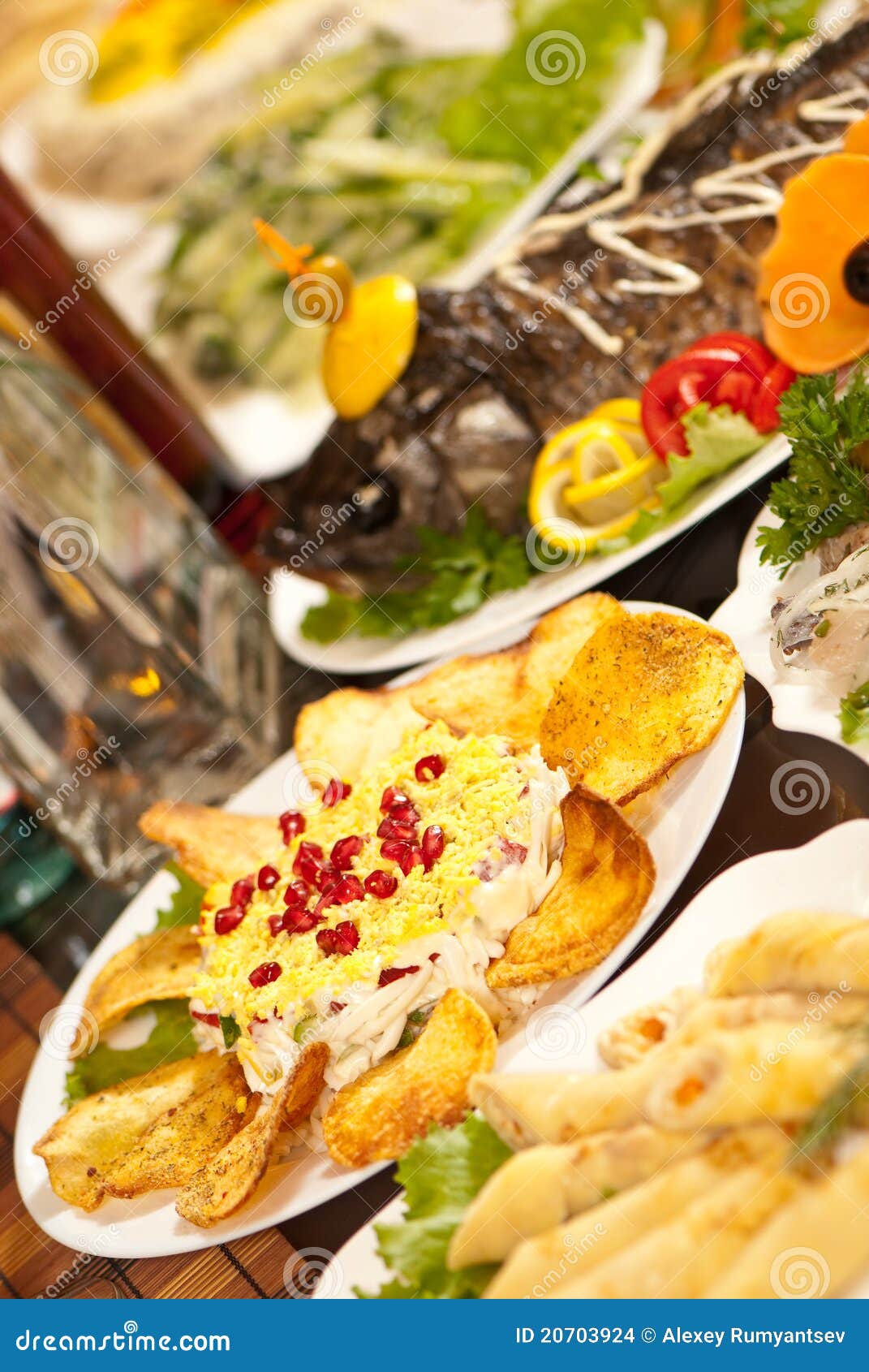 Tableau avec la nourriture photo stock. Image du beaucoup - 20703924