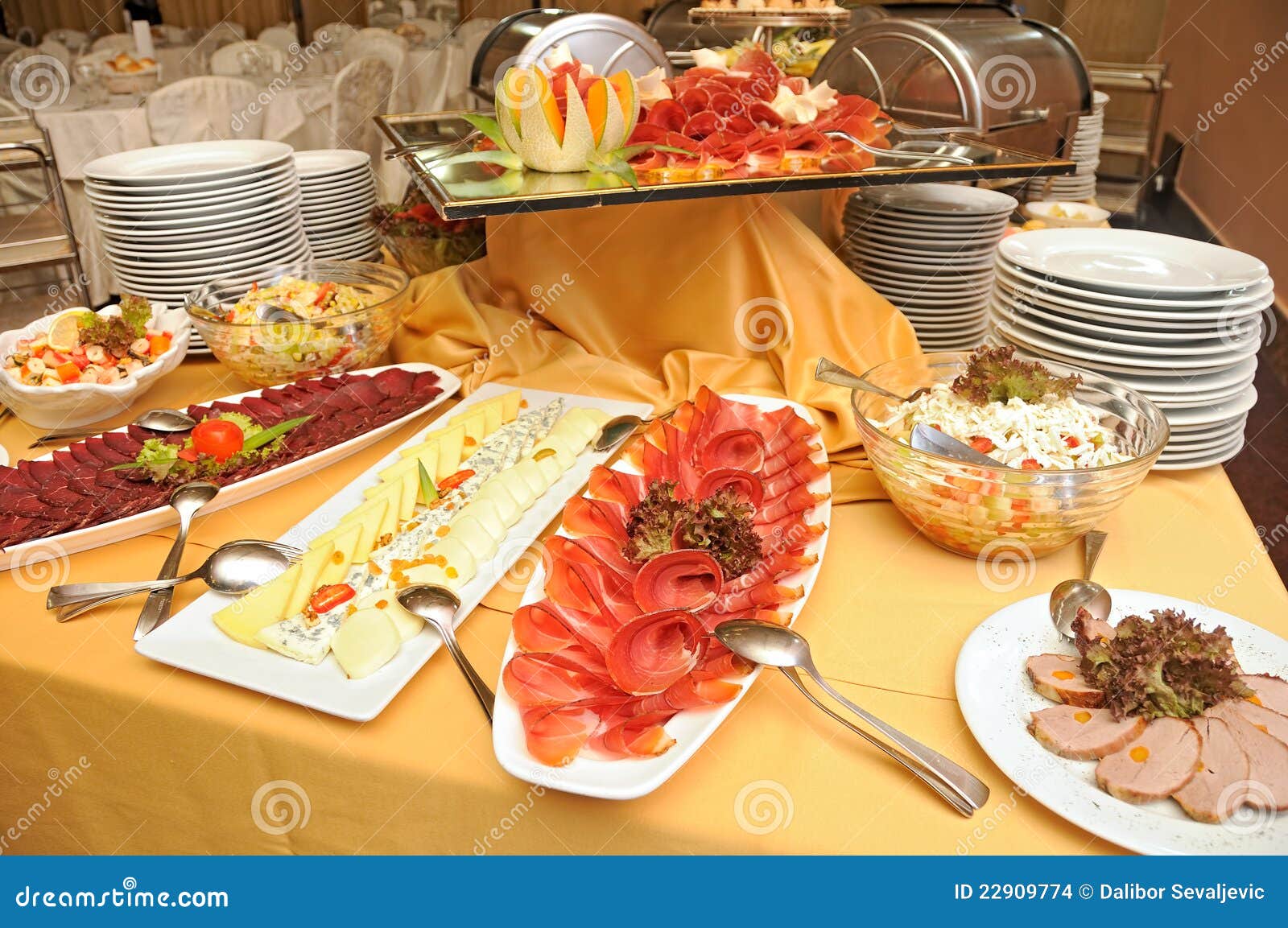 Tableau avec la nourriture photo stock. Image du déjeuner - 22909774