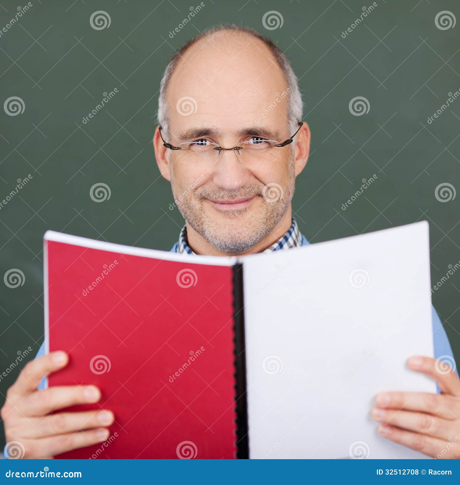 Tableau De Professeur Holding Book Against Photo stock - Image du ...