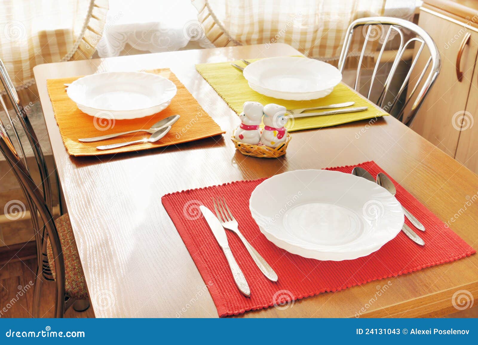 Tableau mis pour le repas image stock. Image du portion - 24131043