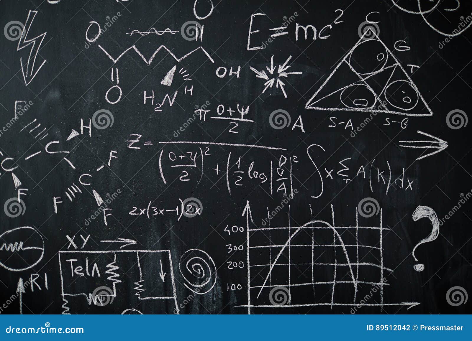 Tableau Noir Avec Des Formules Scientifiques Dans La Craie Photo stock ...
