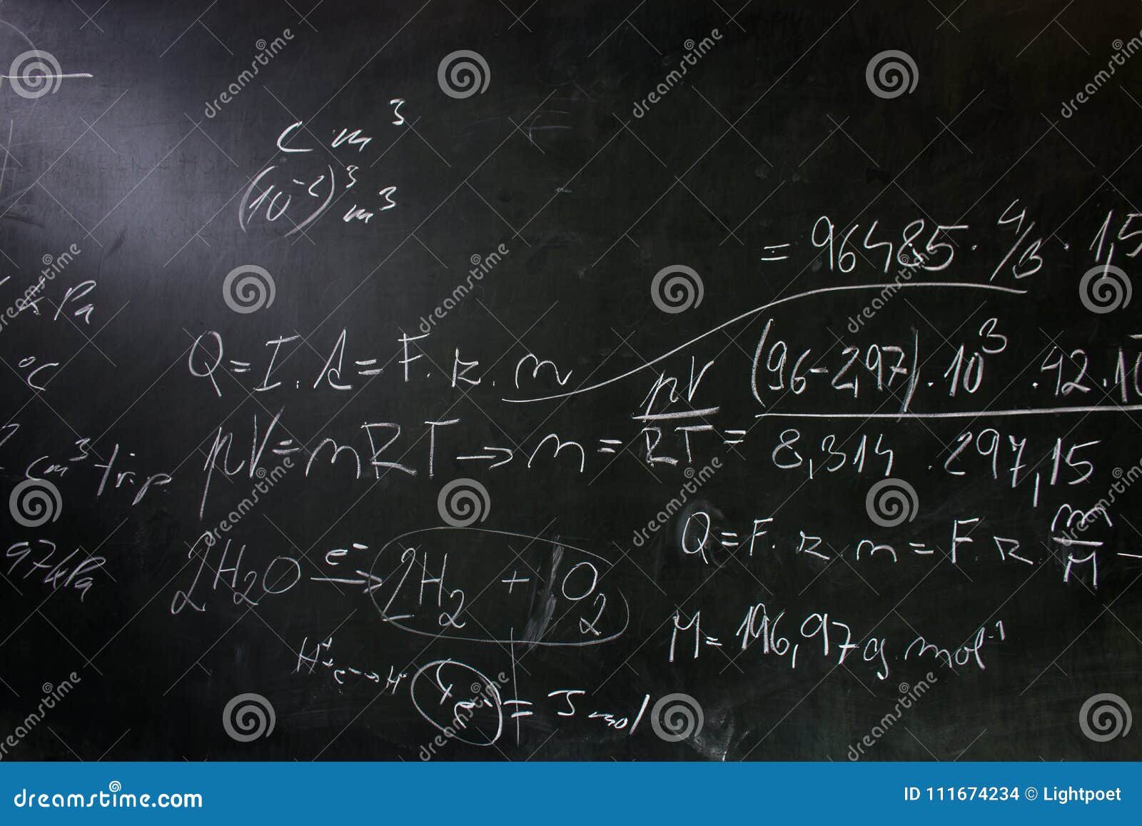 Tableau Noir/tableau Pendant La Classe De Maths Photo stock - Image du ...
