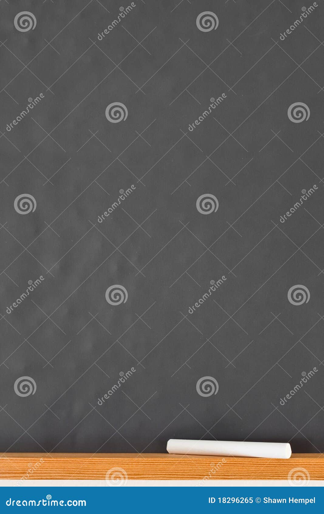 Tableau vide avec la craie image stock. Image du éducation - 18296265