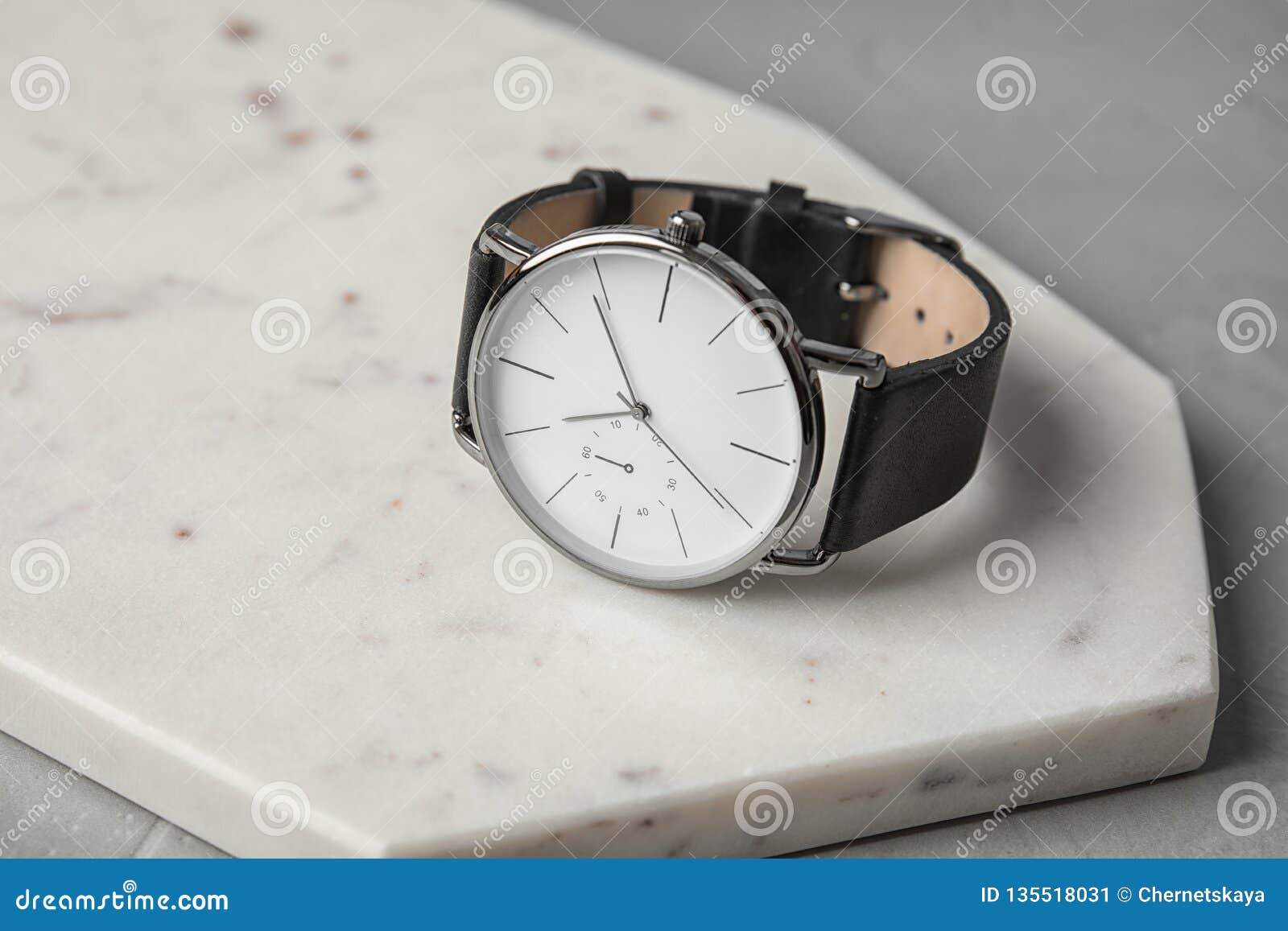 Tablero Con El Reloj Elegante En La Tabla Gris Imagen de archivo ...