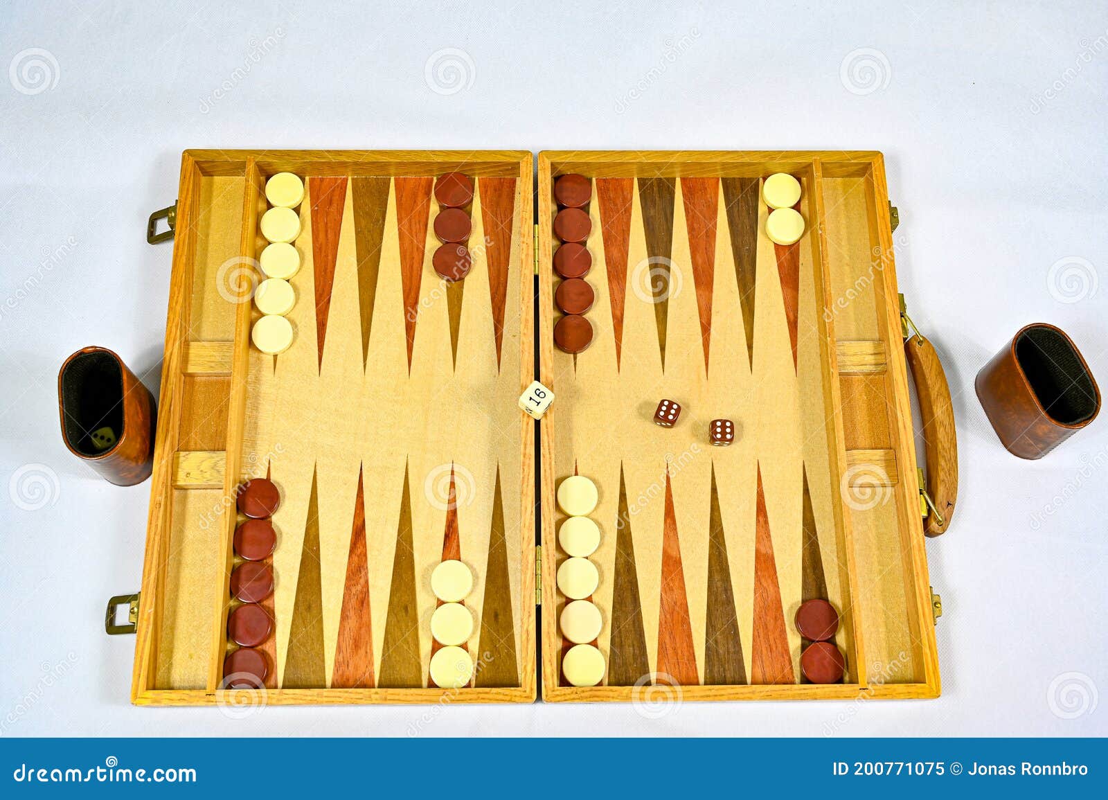 Tablero De Backgammon Con Piezas De Juego Y Iconos Imagen de archivo ...