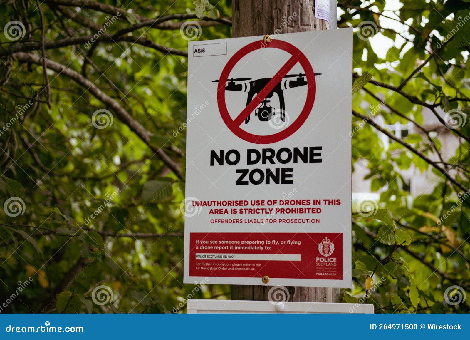 Tablero De Signos Sin Signo De Zona Drone Imagen editorial - Imagen de concepto, vuelo: 264971500