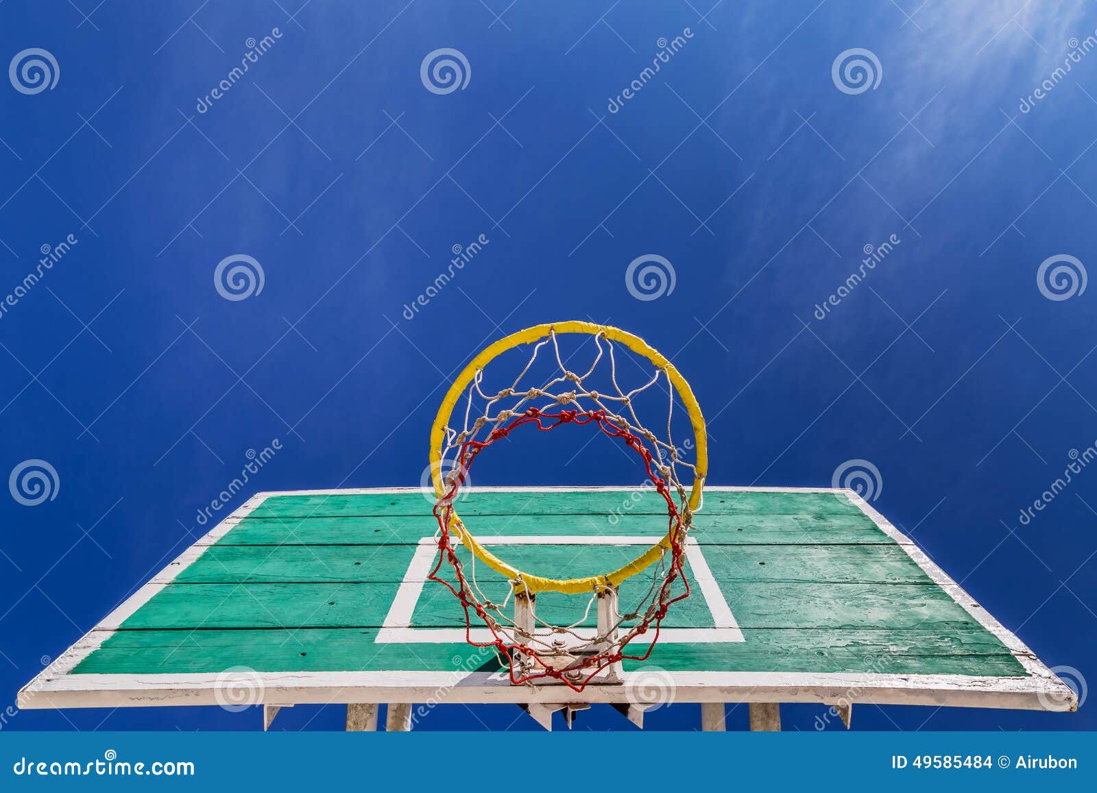 Tablero Del Baloncesto Con El Aro Amarillo Foto de archivo - Imagen de ...