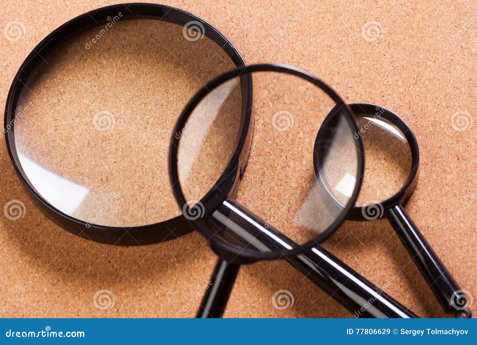 Tablero y una lupa imagen de archivo. Imagen de recordatorio - 77806629