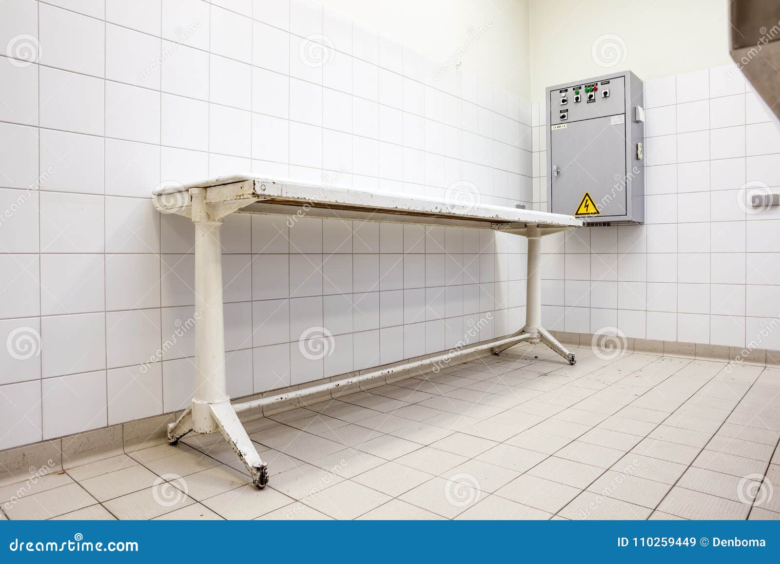 Tables D'autopsie Dans La Morgue Image stock - Image du pièce, coroner ...