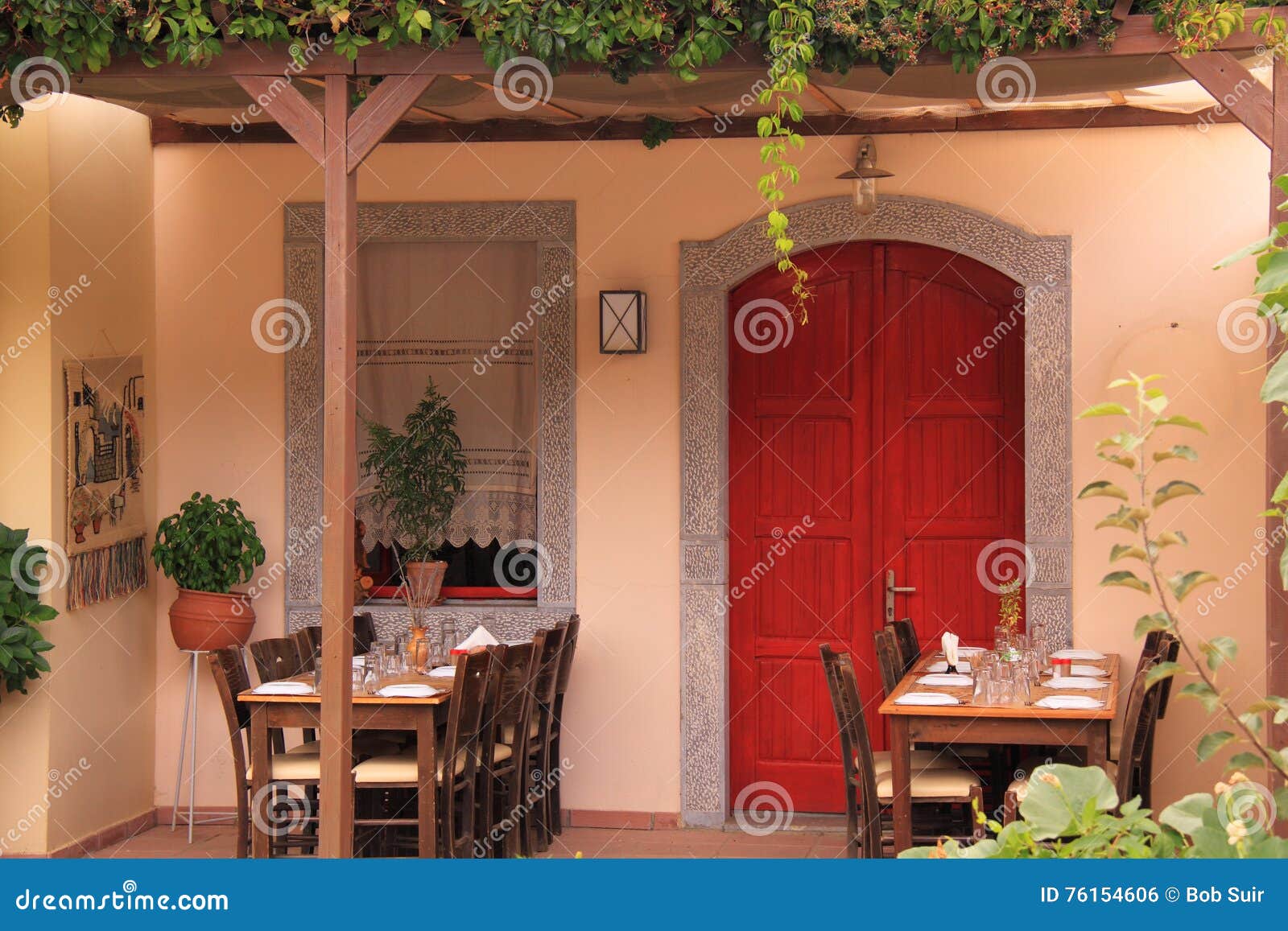 Tables Grecques De Restaurant De Taverne Photo stock - Image du tables ...