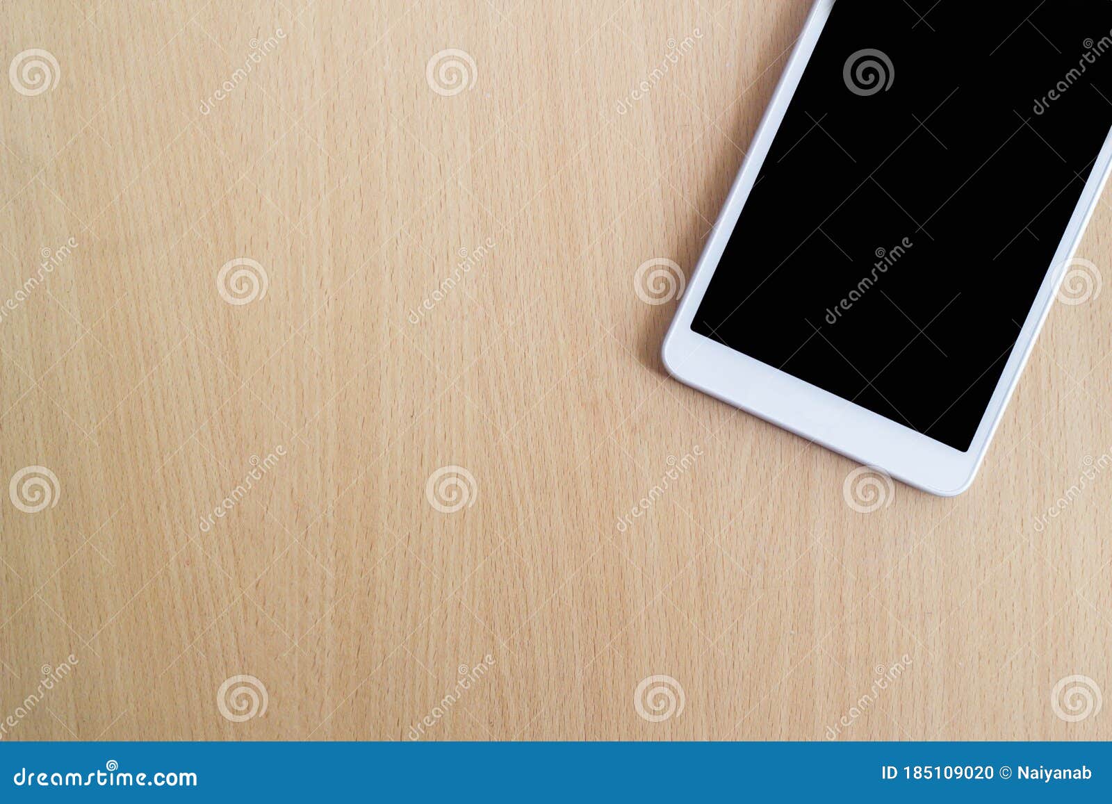 Tablet com mesa de madeira foto de stock. Imagem de madeira - 185109020