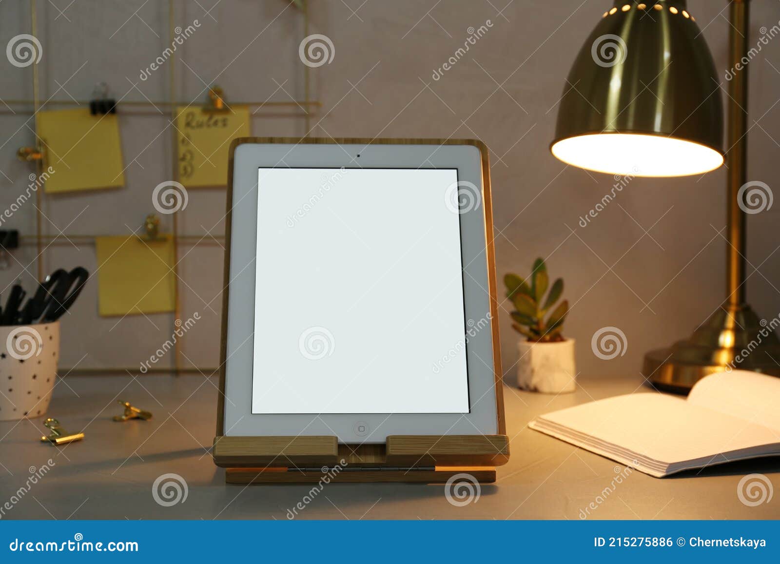 Tablet Moderno Com Tela Em Branco Na Mesa Foto de Stock - Imagem de ...