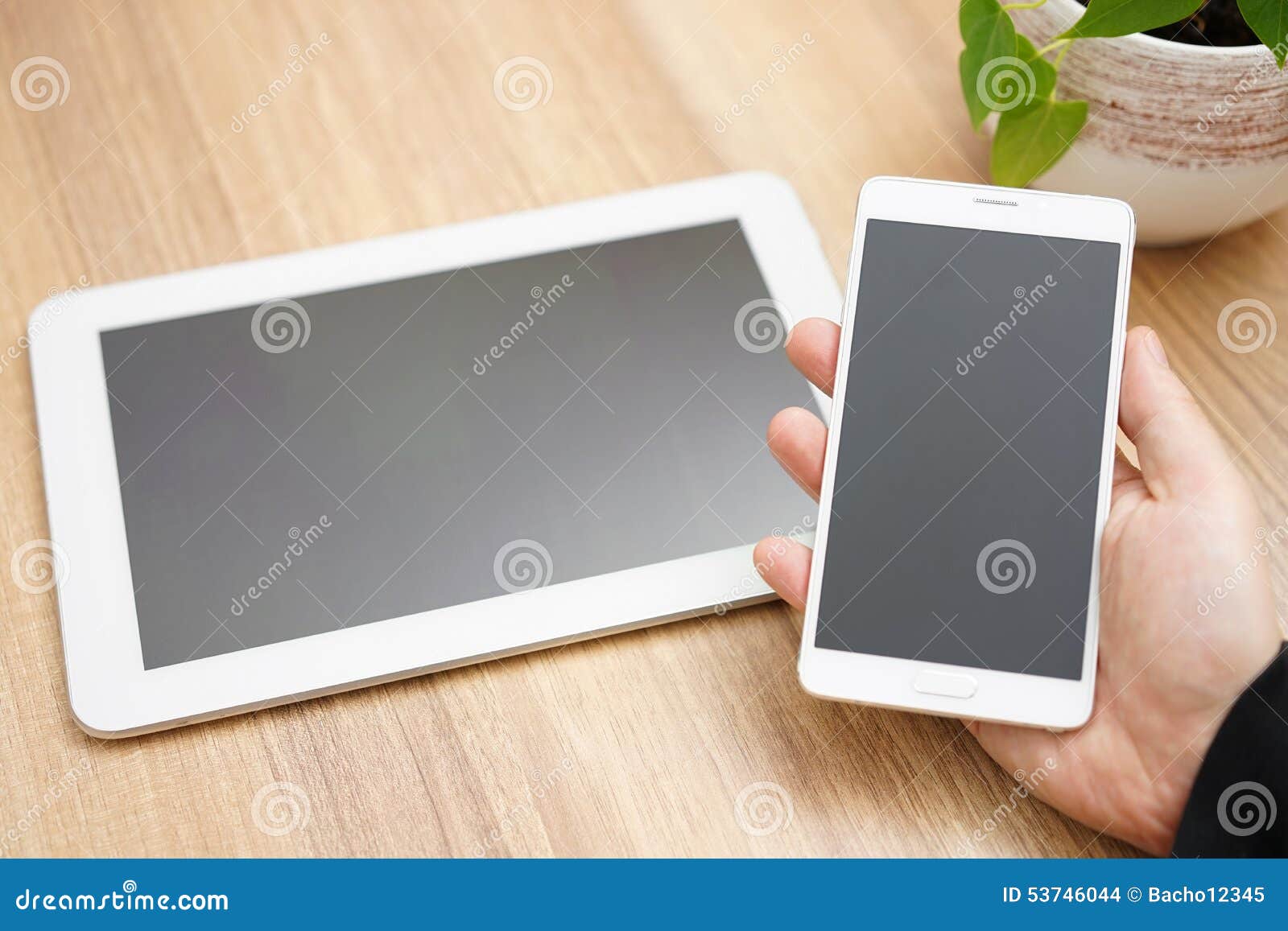 Tablet-PC Und -Handy in Der Hand Stockfoto - Bild von kommunikation ...