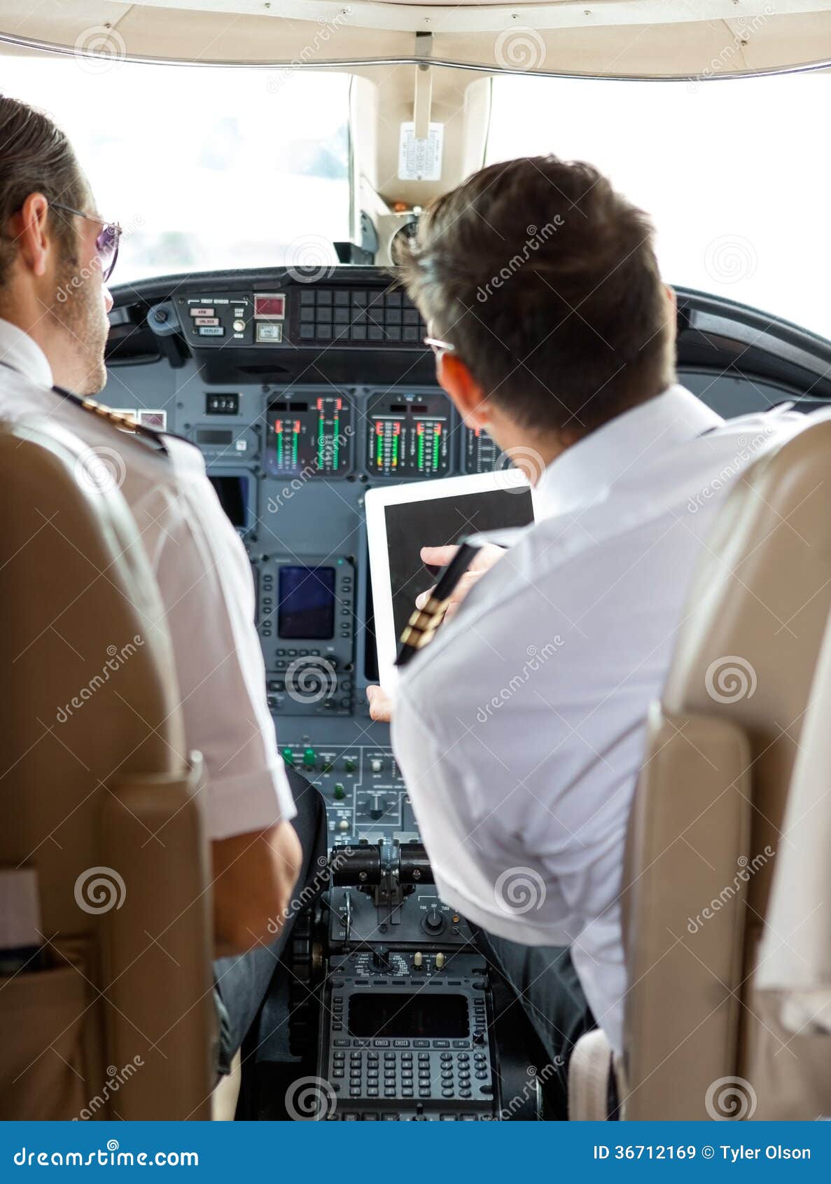 Tablet Pilot-and Copilot Usings Digital Im Cockpit Stockbild - Bild von ...