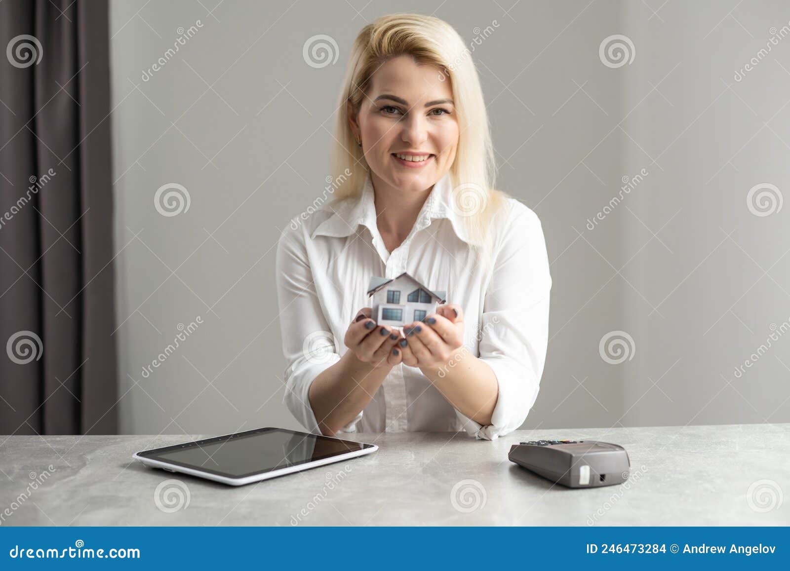 Tableta Modelo Casa De La Mujer Foto de archivo - Imagen de propiedad ...