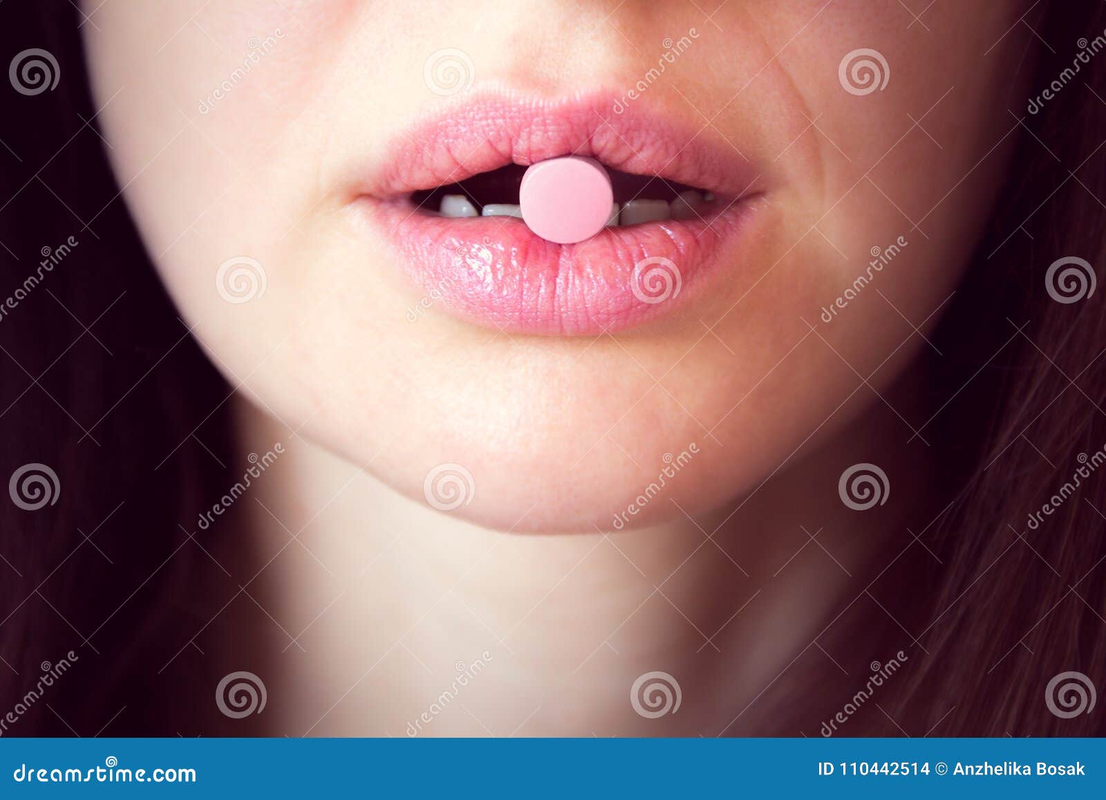 Tableta Rosada En La Boca De La Mujer Foto de archivo - Imagen de toma ...
