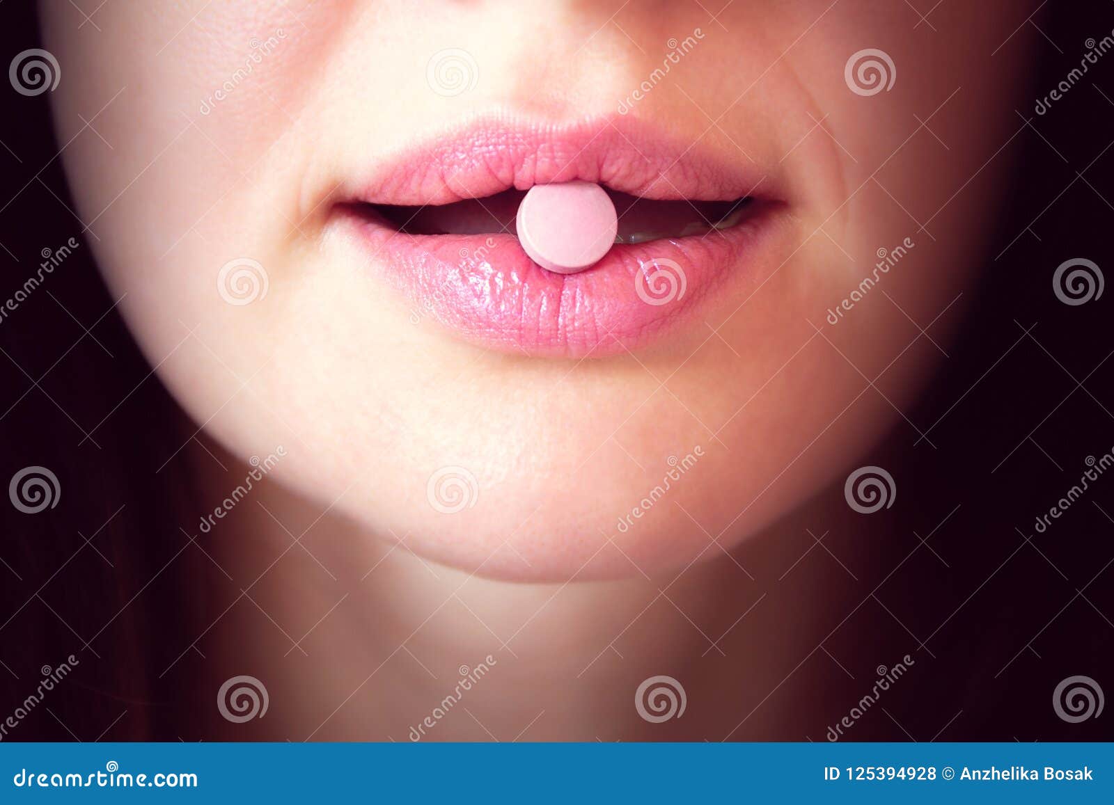 Tableta Rosada En La Boca De La Mujer Foto de archivo - Imagen de ...