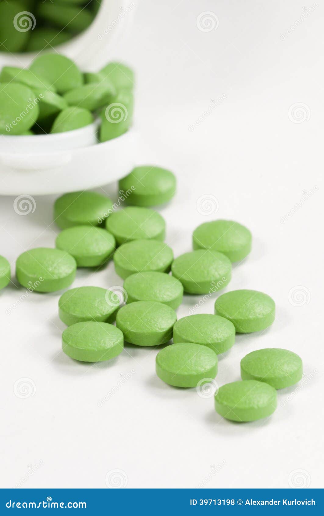 Tabletas Verdes Cerca De La Caja Foto de archivo - Imagen de remedio ...
