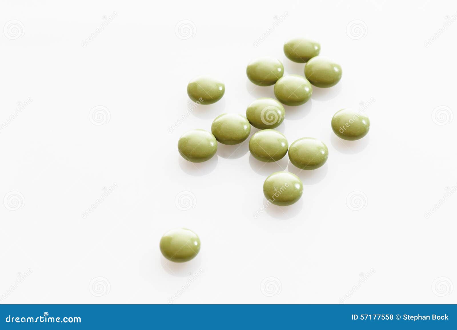 Tabletas Verdes En El Fondo Blanco Foto de archivo - Imagen de fondo ...