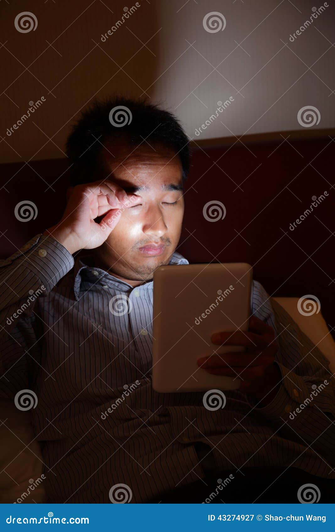 Tabletpc Zal Uw Ogen in Dark Kwetsen Stock Afbeelding - Image of ...