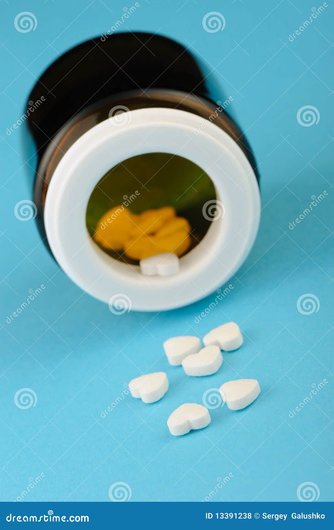 Tablets in the Form of Heart Stock Photo - Image of healthy, container ...
