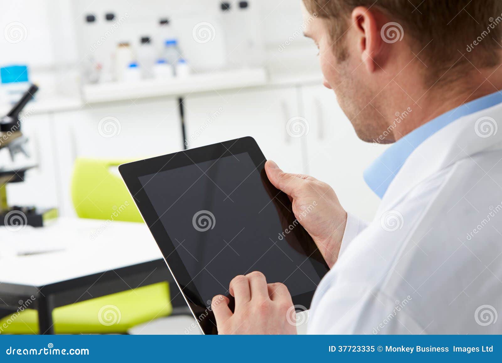 Tablette D'in Laboratory Using Digital De Scientifique Image stock ...