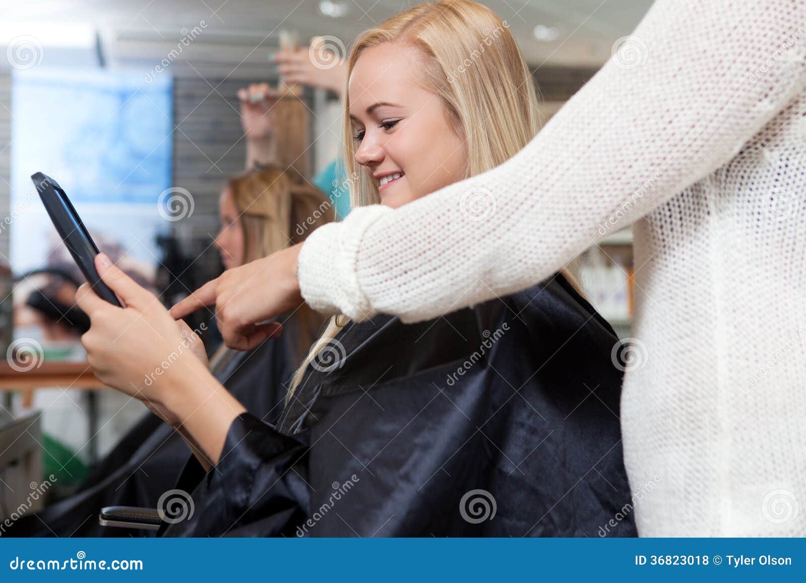 Tablette De Digital Au Salon De Coiffure Photo stock - Image du ...
