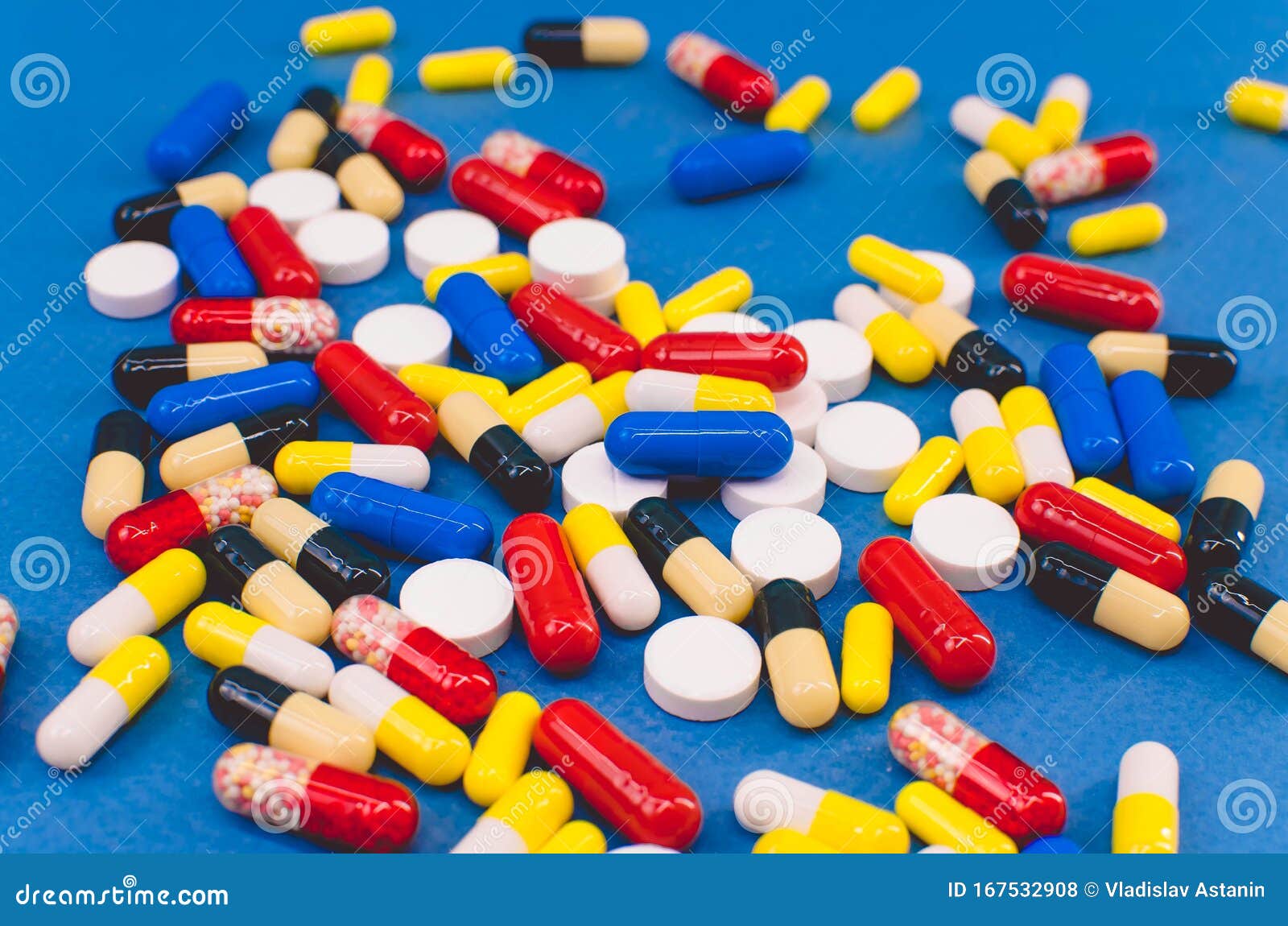 Tablette Mit Mehrfarbigen Tabletten Auf Blauem Hintergrund Stockfoto ...