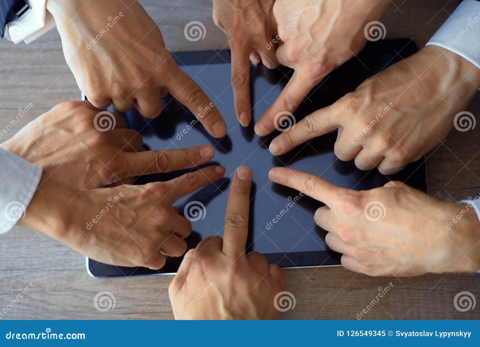 Tablette Tactile De Main Dans Le Bureau Image stock - Image du bureau ...