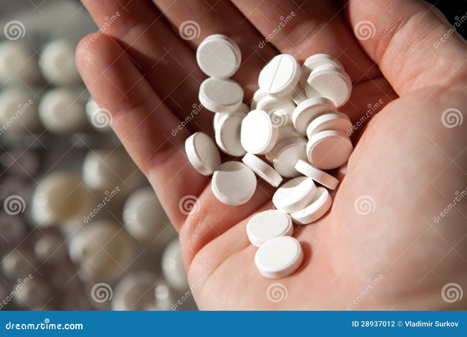 Tabletten in der Hand stockfoto. Bild von dosis, farbe - 28937012