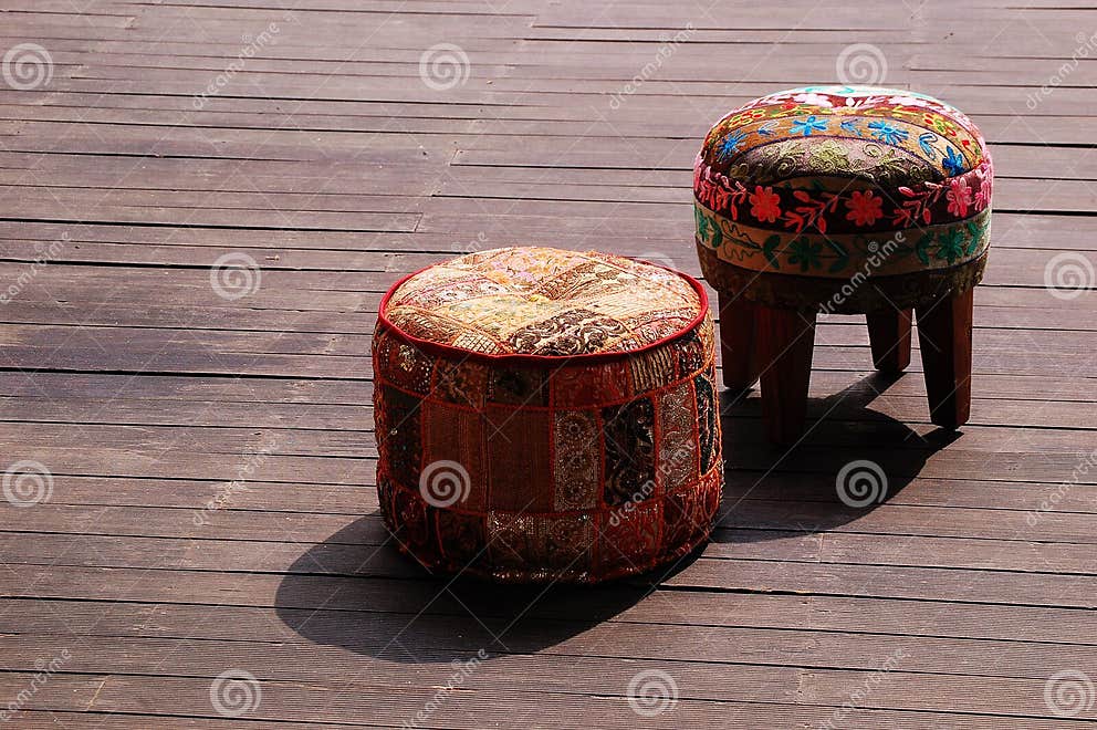 Taburete Indio Tradicional Del Estilo Foto de archivo - Imagen de tradicional, madera: 38637426