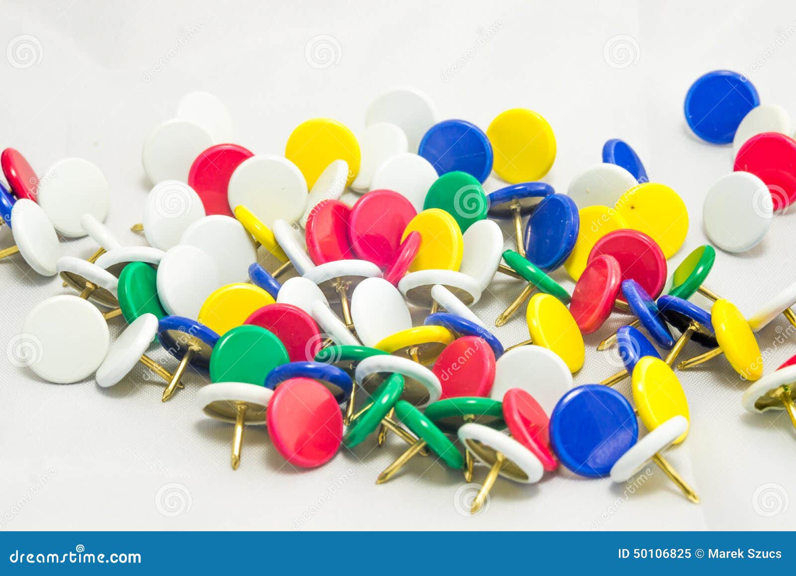 Tachuelas coloridas imagen de archivo. Imagen de empuje - 50106825