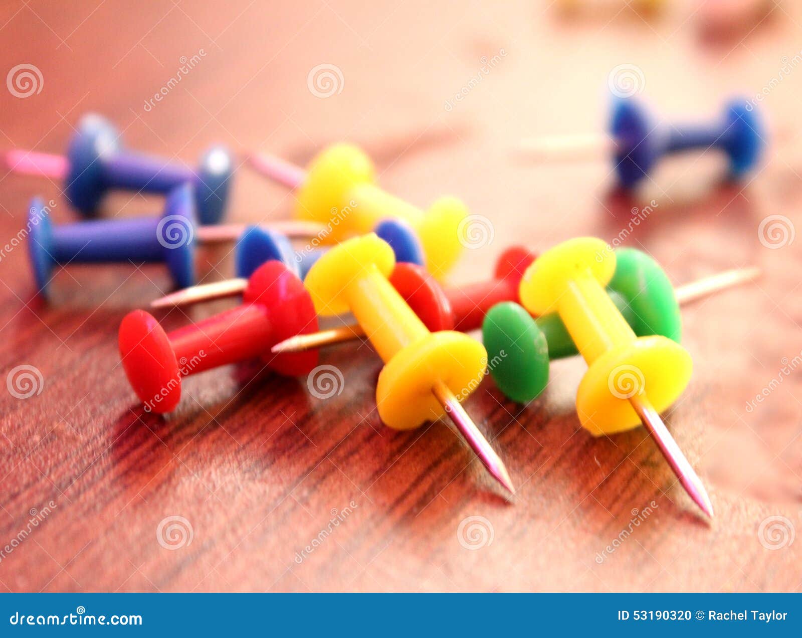 Tachuelas de pulgar foto de archivo. Imagen de variedad - 53190320