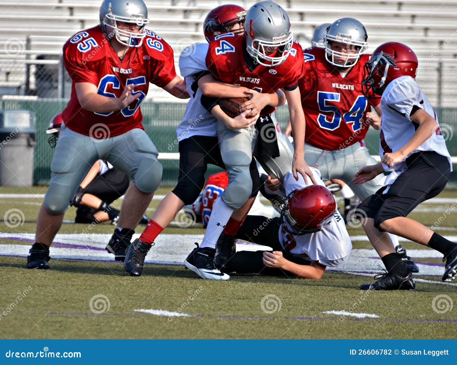 Tackling the Runner editorial photography. Image of catching - 26606782